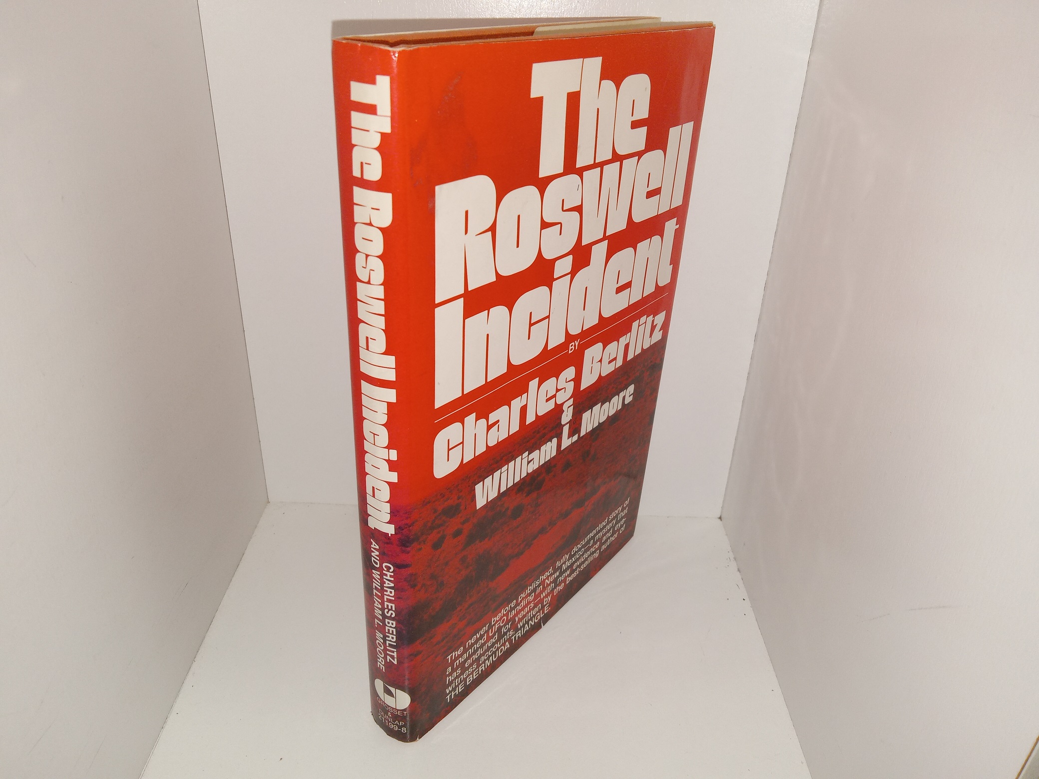 The Roswell Incident (1980) ~ by Charles Berlitz, and William L. Moore ...