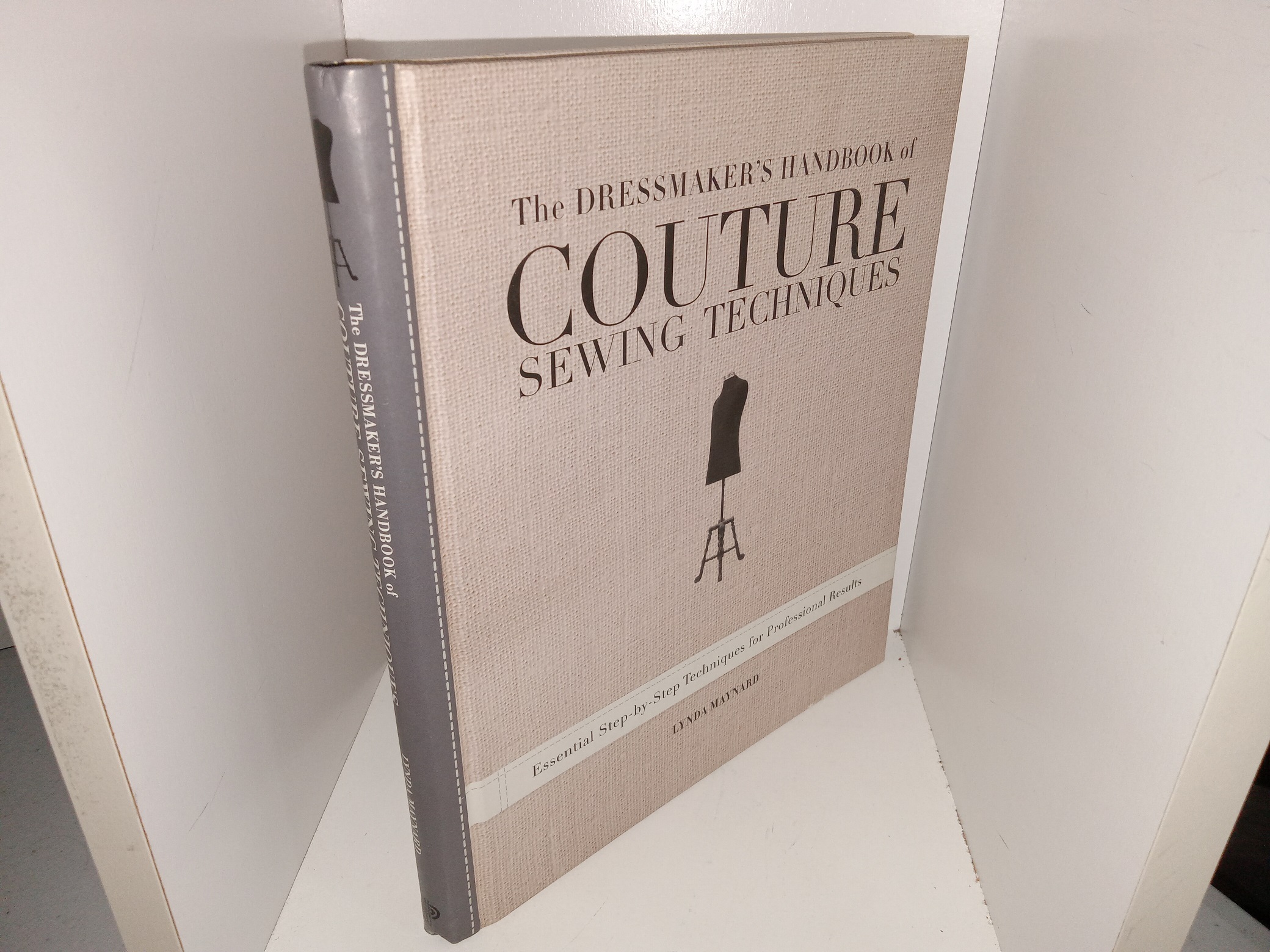 The Dressmakers Handbook of Couture Sewing Techniques: Essential Step ...